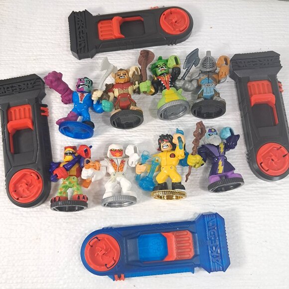 Toys | Akedo Set 8 Action Figures 4 Platform Controllers Chux Lee Axel ...